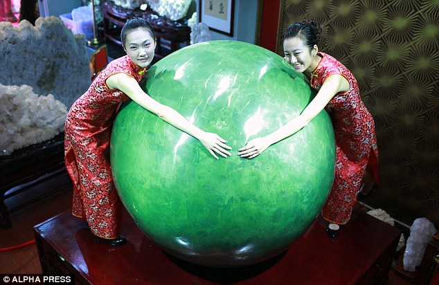 Biggest luminous pearl - Six-ton Chinese 'pearl' set world record