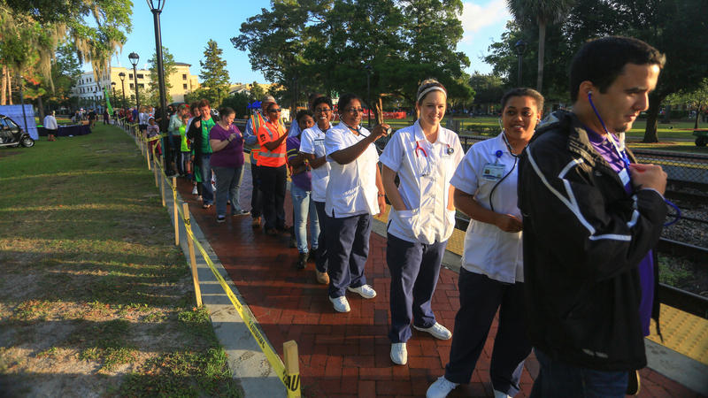 Longest line of people using stethoscopes: Florida breaks Guinness ...