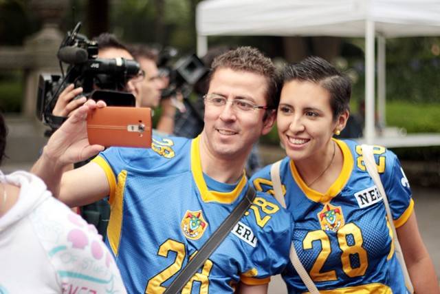 Longest selfies relay chain: LG G4 breaks Guinness World Records record ...