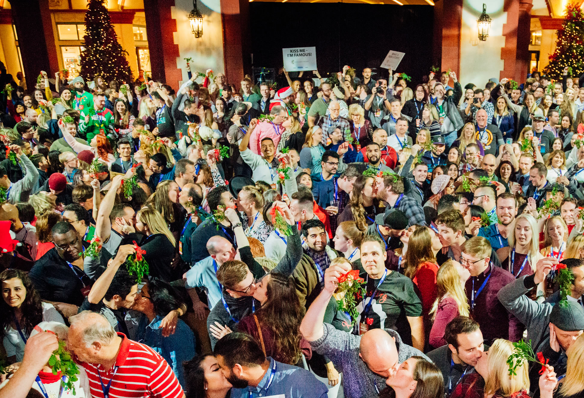 Most couples kissing under mistletoe : world record set in Florida (VIDEO)